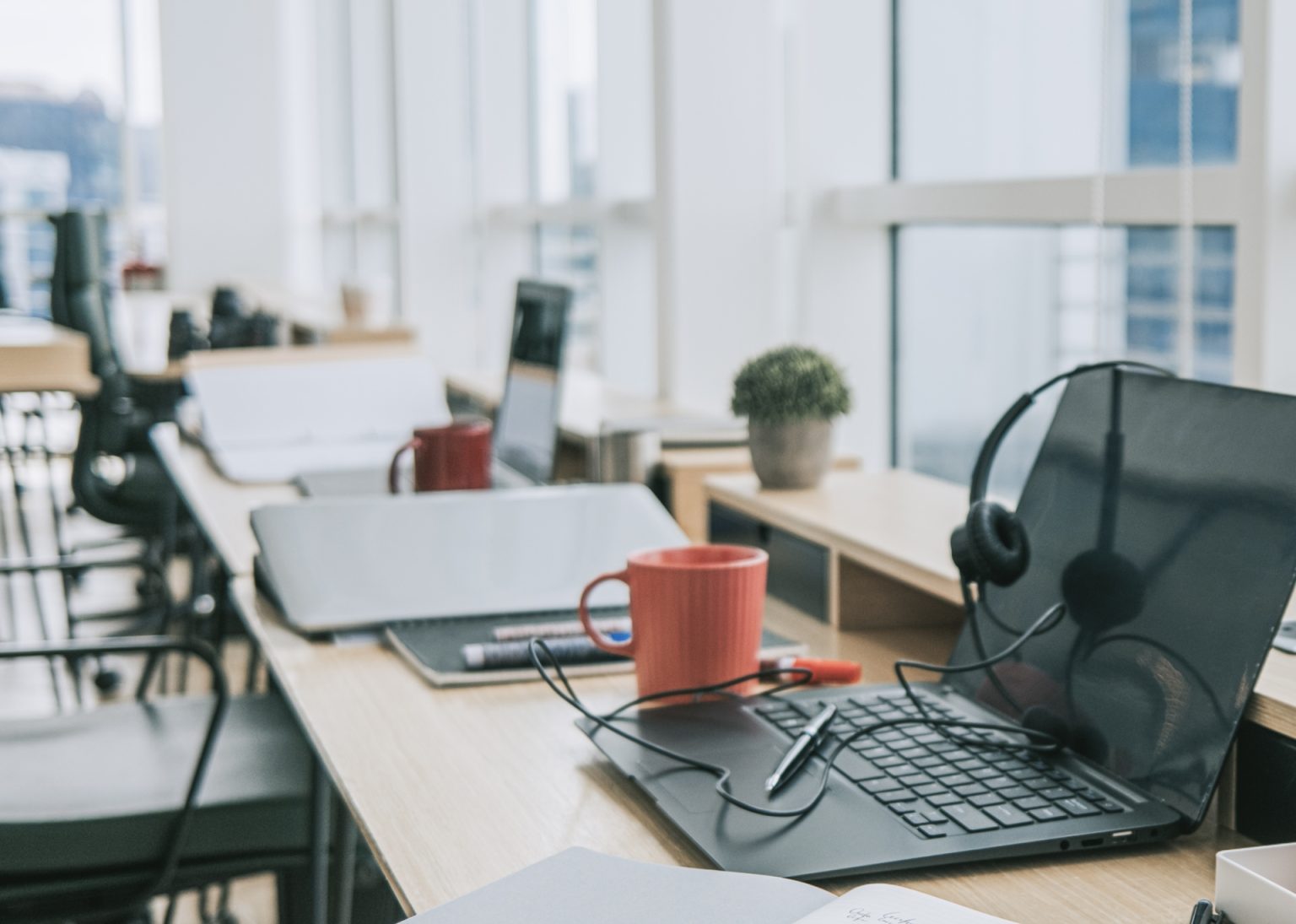 Human & Hybrid Call Answering - AI Receptionists | AnswerHero™